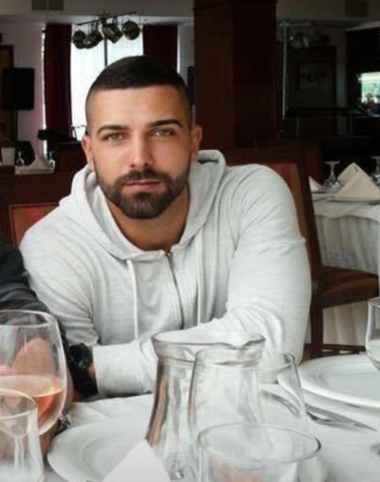 Marin Burcea : Ses photos volées sont utilisées pour des arnaques